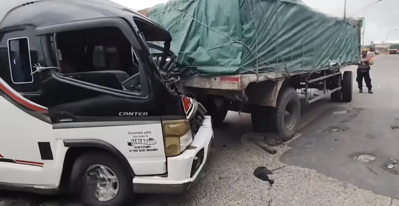 Gandengan Truk Lepas di Pantura Gebang, Empat Kendaraan Jadi Korban ...